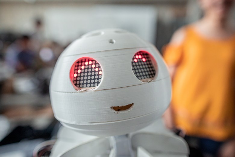 ARCA: Robot asistente para cuidado de adultos mayores – Cuaderno Borrador